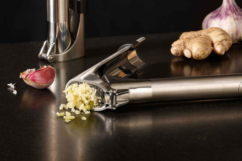 How to Use a Garlic Press – Sous Chef UK